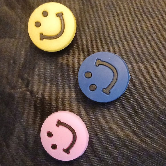Jibbitz | Accessories | Smiley Face Emoji Croc Accessoryyellowpinkblue ...